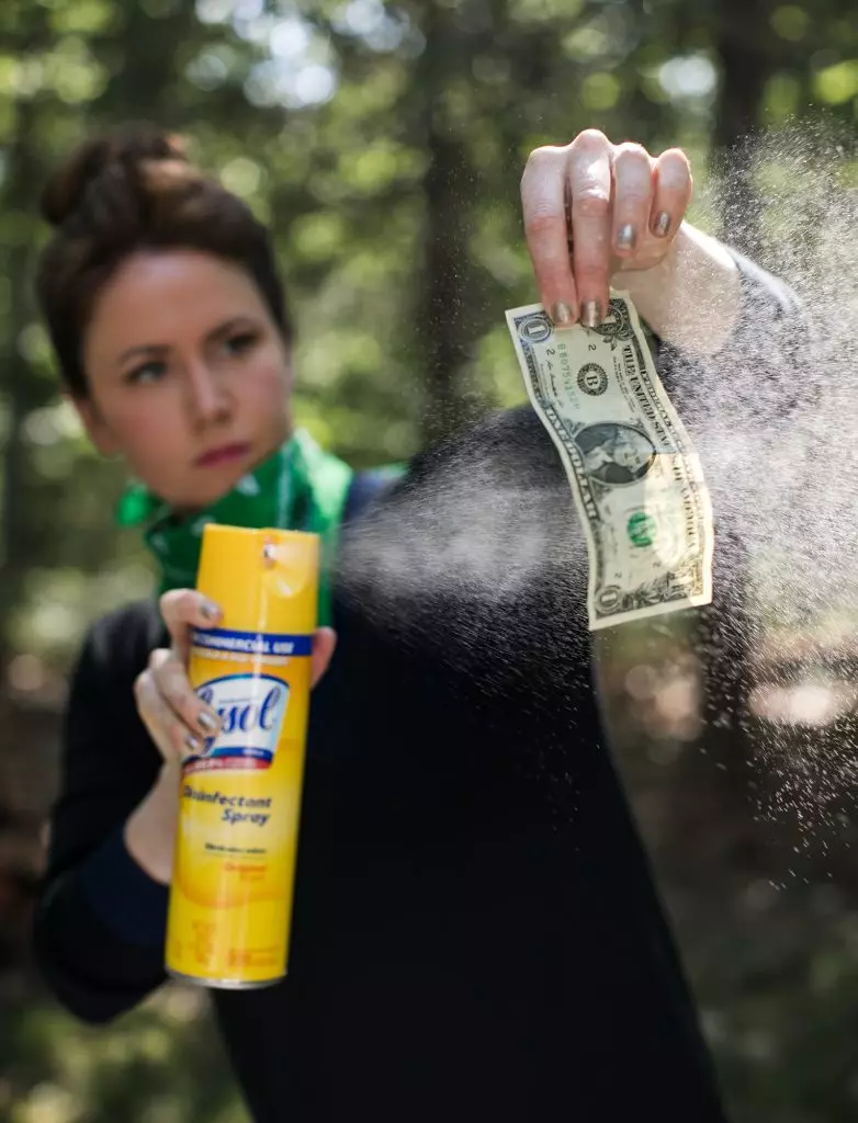 Katherine McMahon razkužuje valuto za brezplačen čisti denar. Fotografija Jessica Dalene.