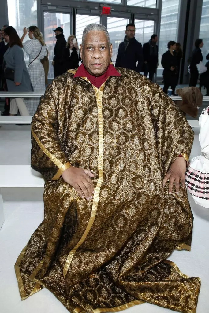 安德烈·萊昂·塔利 (André Leon Talley) 在紐約時裝週期間出席卡羅琳娜·埃雷拉 (Carolina Herrera) 的前排。照片由約翰蘭帕斯基/蓋蒂圖片社拍攝。