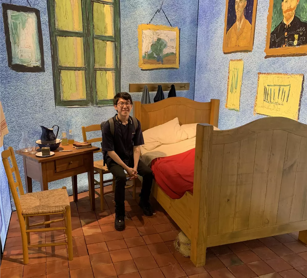 Truman Cheng in una mostra museale che ricrea la camera da letto di Vincent van Gogh. Foto per gentile concessione di Truman Cheng.