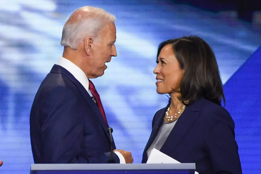 Joe Biden a Kamala Harris (Foto vum ROBYN BECK / AFP iwwer Getty Images)