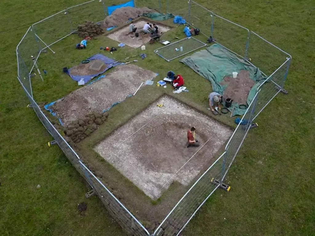 Opgravingen van wat lijkt op een prehistorische jachtput in de buurt van Stonehenge. Foto met dank aan de Universiteit van Birmingham.