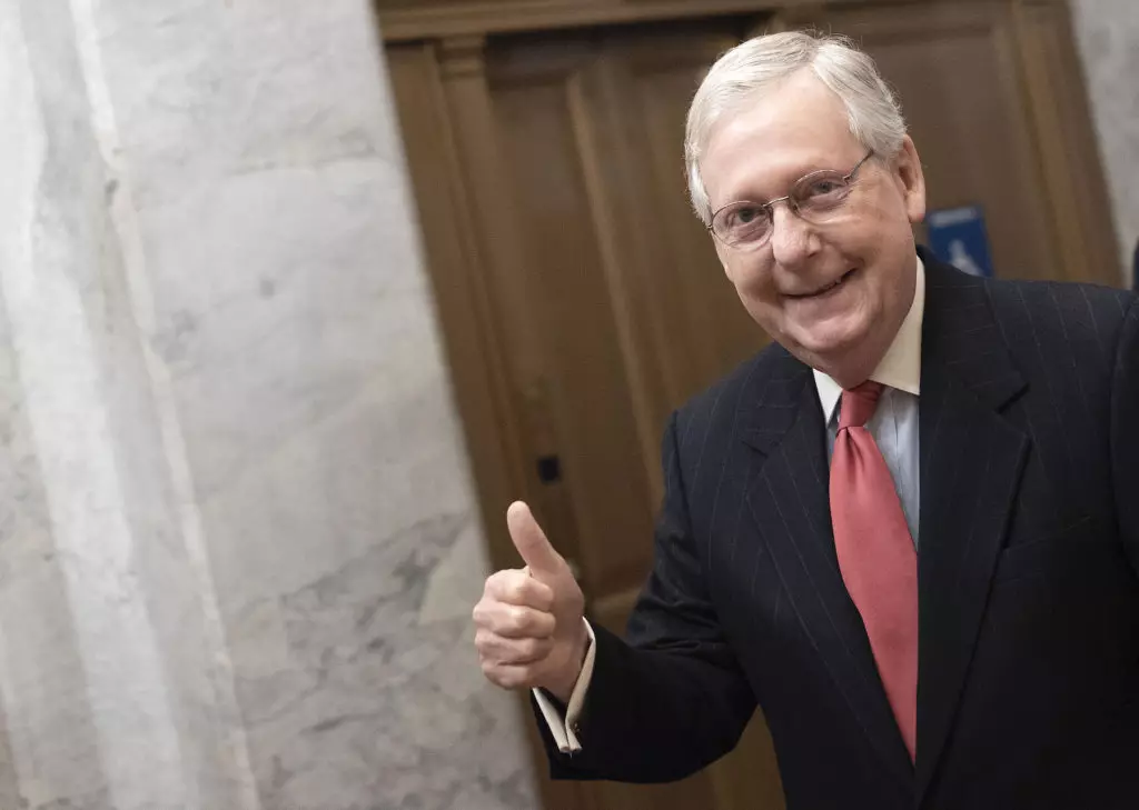 Kiongozi wa Wengi katika Seneti Mitch McConnell akitoa ishara ya dole gumba anapowasili katika Ikulu mnamo Machi 25, 2020 huko Washington, DC. Picha na Win McNamee/Getty Images.