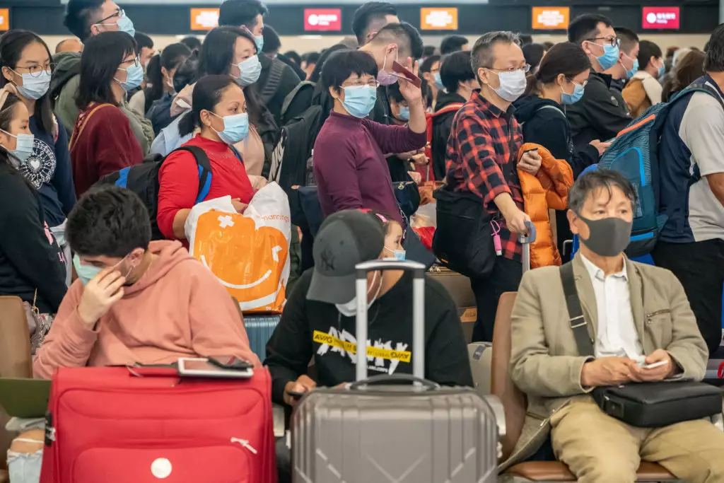 Putnici koji nose maske za lice čekaju u dvorani za polazak West Kowloon kolodvora 23. siječnja 2020. u Hong Kongu. (Fotografija Anthony Kwan/Getty Images)