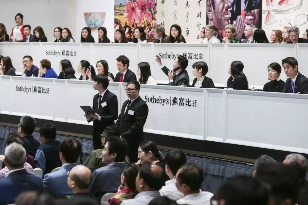 Il-persunal ta' Sotheby's jieħu offerti bit-telefon waqt irkant f'Sotheby's f'Hong Kong fit-3 ta' April 2018. Kreditu tar-ritratti: Isaac Lawrence/AFP/Getty Images.