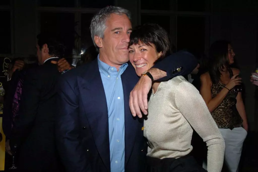 Jeffrey Epstein និង Ghislaine Maxwell រួមគ្នានៅឯកម្មវិធីប្រគុំតន្ត្រី Wall Street ឆ្នាំ 2005 Benefitting Wall Street Rising, Cipriani Wall Street ថ្ងៃទី 15 ខែ មិនា ឆ្នាំ 2005 ។ © Patrick McMullan ។ រូបថត៖ Joe Schildhorn/PMc ទទួលបានការគួរសម រូបភាព Getty ។