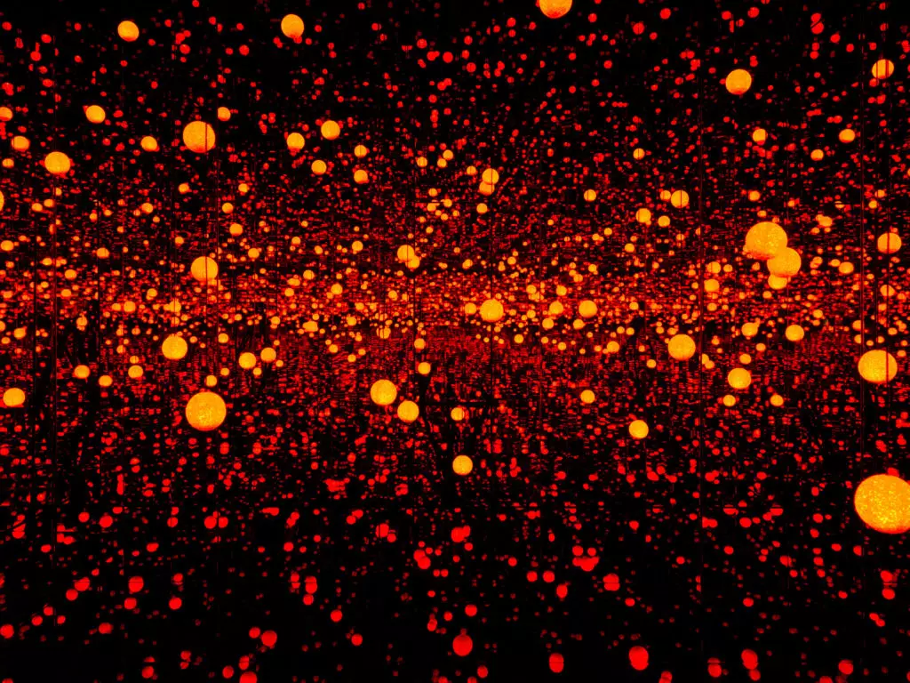 Yayoi Kusama، INFINITY mirrored room - ڊانسنگ لائيٽس جيڪي اُڏامي ويون ته ڪائنات (2019) ۾ “Yayoi Kusama: Every Day I Pray for Love” نيو يارڪ ۾ David Zwirner ۾. فوٽو درٻار David Zwirner.