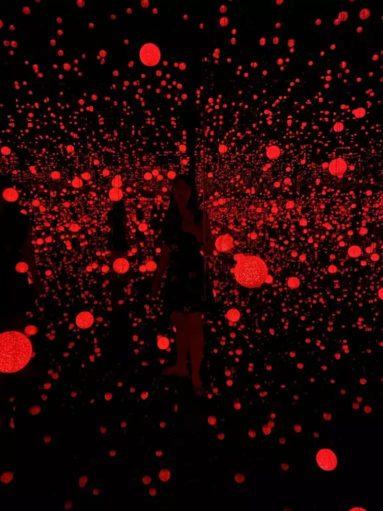 Yayoi Kusama, SONSUZ AYNALI ODA - EVRENE UÇAN DANS IŞIKLARI (2019) içinde