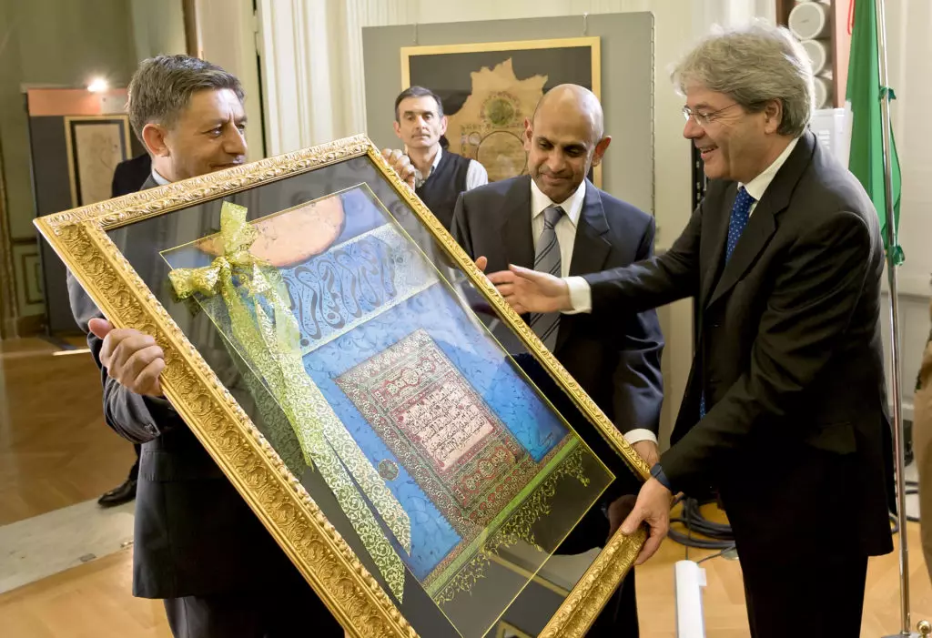 En flok diplomater, der uskyldigt beundrer noget kunst. (Foto af Stefano Montesi/Corbis via Getty Images)