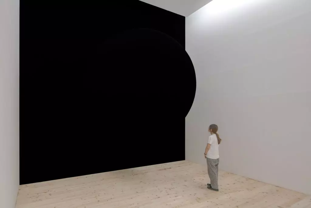 Into the Void: Anish Kapoor revele premye travay li yo lè l sèvi avèk Vantablack, koulè ki pi fonse nan mond lan, nan Venice.