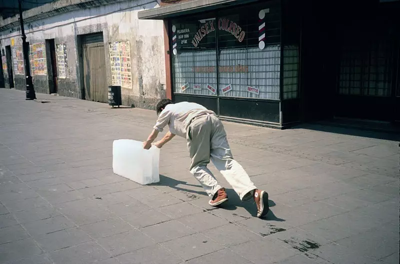 Francis Alÿs, 'Bəzən bir şey etmək heç nəyə aparmır' (Mexiko City, 1997) Praxis paradoksu 1. Fotonun izni: Francis Alÿs.