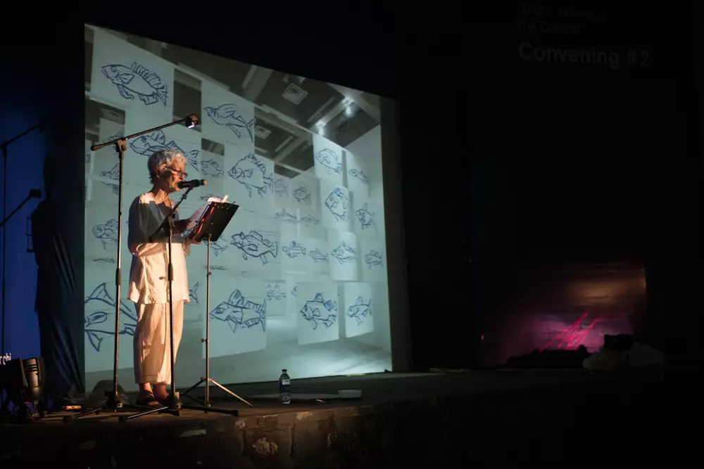 Joan Jonas: Oceans–sketches and note Discours performatif, pendant TBA21-Academy The Current Convening #2, Kochi, Inde © 2016, Thyssen-Bornemisza Art Contemporary.