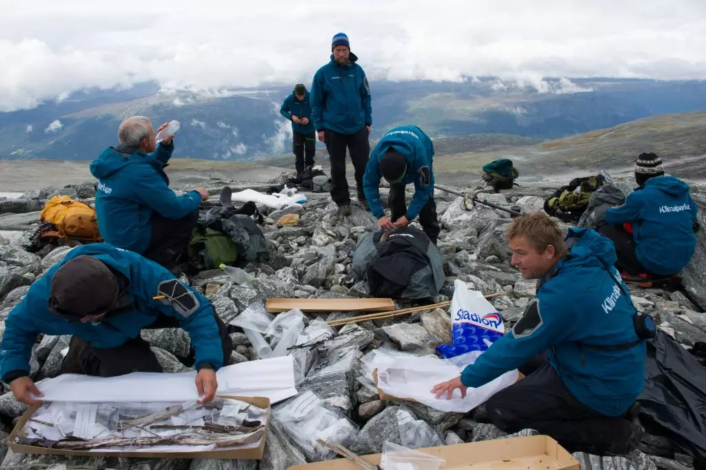 Archeologen zijn bezig met het ontdekken van Viking-artefacten die zijn blootgelegd door ijssmelt op de Lendbreen-ijsvlakte. Foto met dank aan Secrets of the Ice.