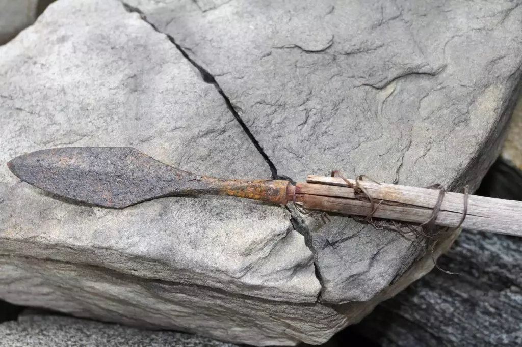 Anak panah berusia 1300 tahun dari tempoh puncak memburu di tompok ais Langfonne. Foto ihsan Rahsia Ais.