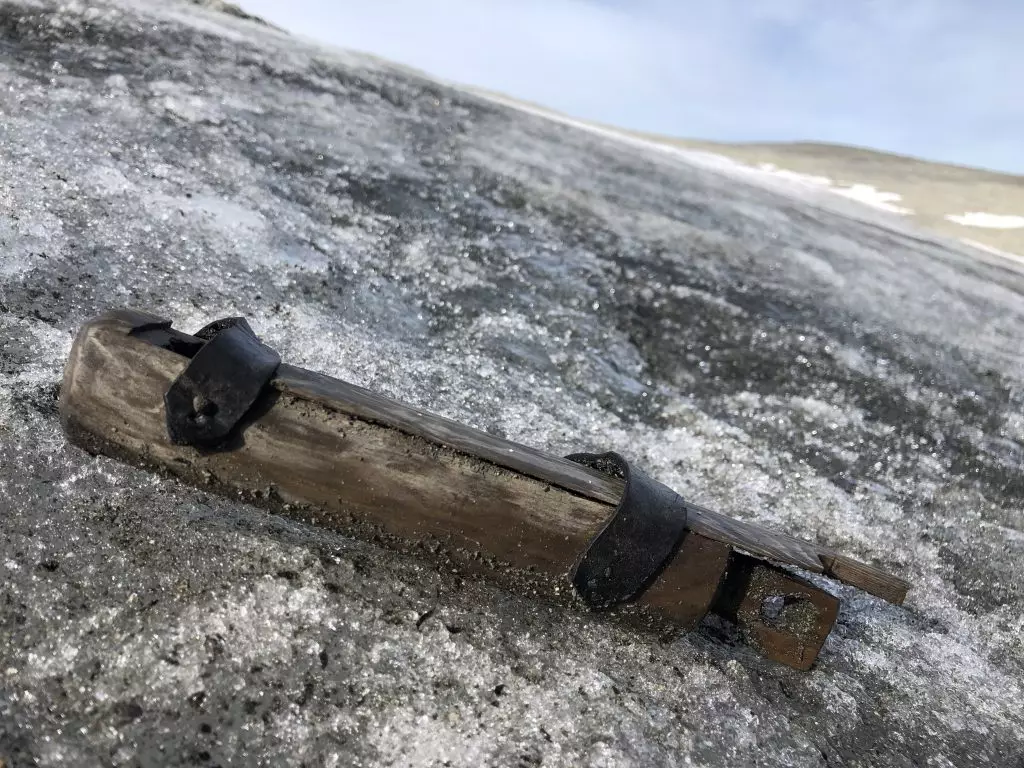 Una caixa d'escombra trobada al pas de Lendbreen. Foto d'Espen Finstad, cortesia de Secrets of the Ice.