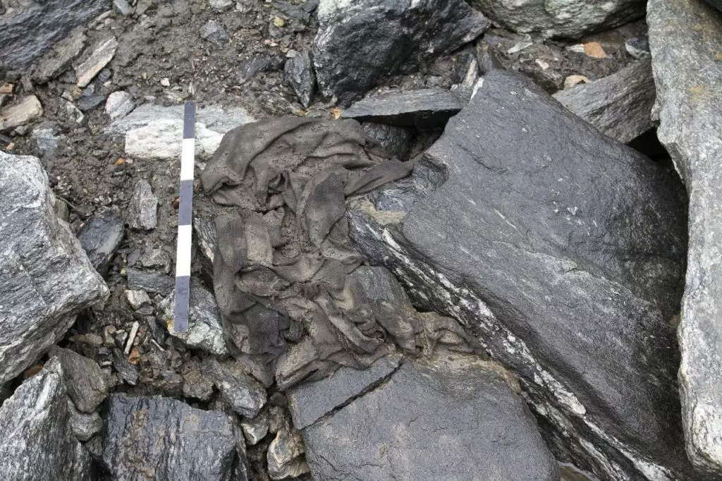 La túnica Lendbreen, que data de l'any 300, és la peça de roba més antiga que s'ha trobat mai a Noruega. Foto cortesia de Secrets of the Ice.