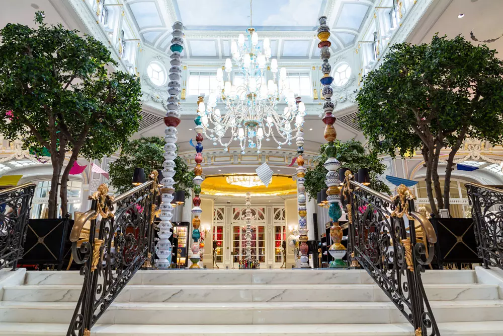 Pascale Marthine Tayou - Sergi görünümü 'Orman Ateşi', St. Regis Roma, 2019. Fotoğraf: The St. Regis Rome. Galleria Continua'nın izniyle.