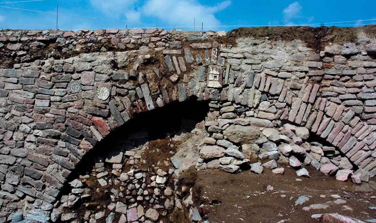 Gi-strapped para sa Cash, Ilubong Pag-usab sa Mexico ang Tunnel nga Napuno sa Aztec Petroglyphs Nga Gituyo nga Mahimong Usa ka Tourist Site