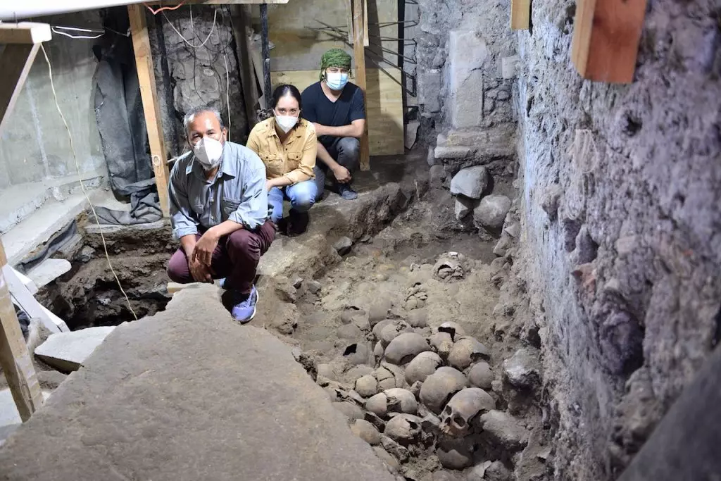 Ang mga arkeologo nga nakubkoban sa Huey Tzompantli, usa ka “tore sa mga kalabera” nga gitukod sa mga Aztec sa Tenochtitlán. Litrato sa maayong kabubut-on sa Mexico's National Institute of Anthropology and History (INAH).