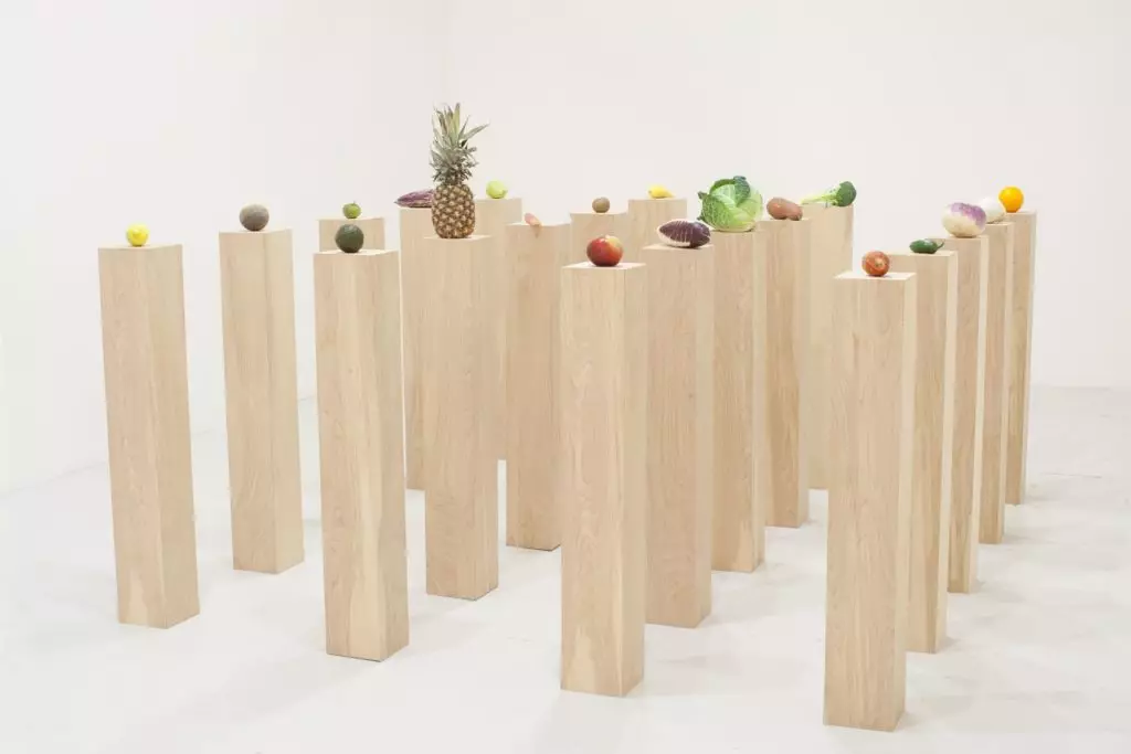 Darren Bader, sem título, sem data. Composto por frutas e legumes. Imagem cortesia do artista e Andrew Kreps Gallery, NY.