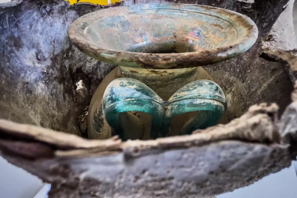 Une urne en verre bleu trouvée dans la tombe de Marcus Venerius Secundio marquée