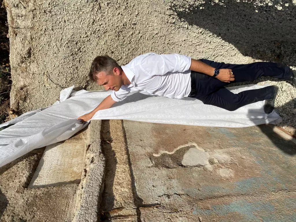 Fouilles sur la tombe de Marcus Venerius Secundio dans la nécropole de Porta Sarno. Photo publiée avec l'aimable autorisation du Parc Archéologique de Pompéi.