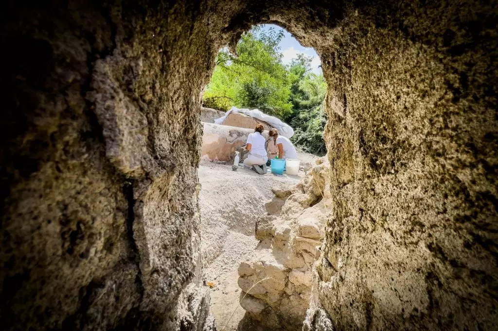 Các nhà khảo cổ khai quật lăng mộ tại Porta Sarno trong công viên khảo cổ Pompeii. Ảnh của Cesare Abbate, được cung cấp bởi Công viên Khảo cổ Pompeii.