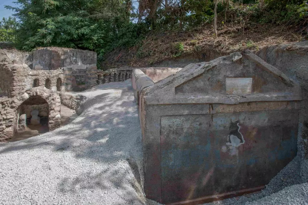 La tombe en maçonnerie de Marcus Venerius Secundio dans la nécropole de Porta Sarno. De légères traces de peinture bleue et verte sont encore visibles sur les murs extérieurs. Photo publiée avec l'aimable autorisation du parc archéologique de Pompéi.