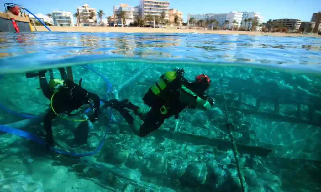 Potápači na mieste vraku Ses Fontanelles v zálive Palma pri pobreží Malorky. Foto: Jose A. Moya/Arqueomallornauta - Consell de Mallorca, Universitat de Barcelona, Universidad de Cádiz, Universitat de les Illes Balears