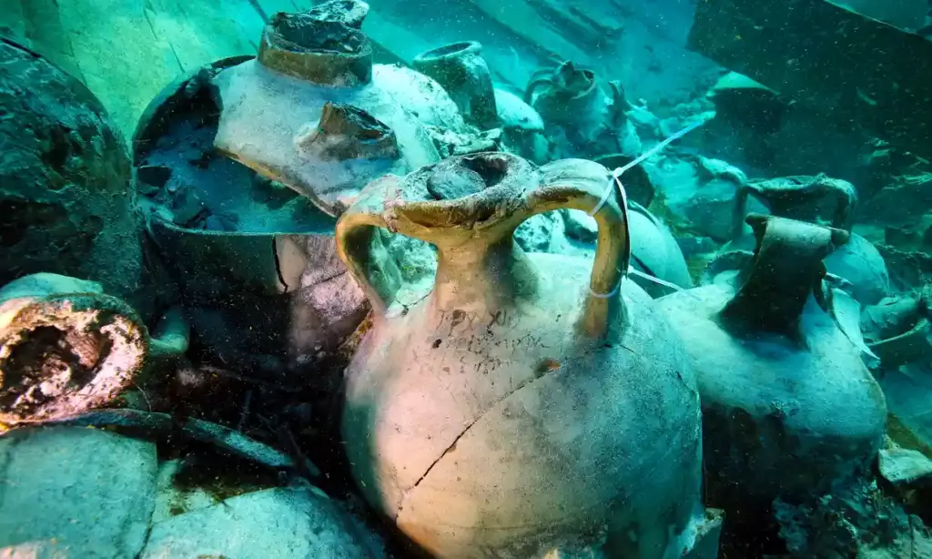 Amphores magnifiquement conservées provenant de l'épave d'un navire marchand romain du IVe siècle avant notre ère dans les sables de la baie de Palma. Photo de Jose A Moya/Arqueomallornauta - Consell de Mallorca, Universitat de Barcelona, Universidad de Cádiz, Universitat de les Illes Balears