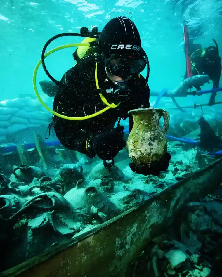 Un plongeur récupère un artefact du naufrage espagnol. Photo de Jose A Moya/Arqueomallornauta - Consell de Mallorca, Universitat de Barcelona, Universidad de Cádiz, Universitat de les Illes Balearsc