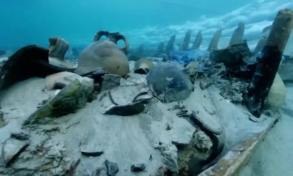 Artefakte van die Spaanse skeepswrak. Foto met vergunning van Arqueomallornauta - Consell de Mallorca, Universitat de Barcelona, Universidad de Cádiz, Universitat de les Illes Balears