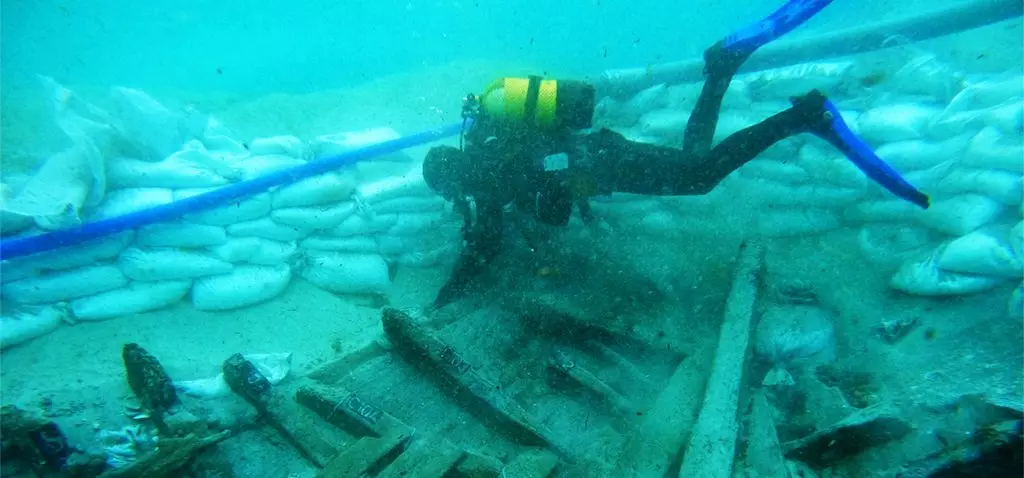 Potápač skúma vrak španielskej lode. Foto s láskavým dovolením Arqueomallornauta - Consell de Mallorca, Universitat de Barcelona, Universidad de Cádiz, Universitat de les Illes Balears