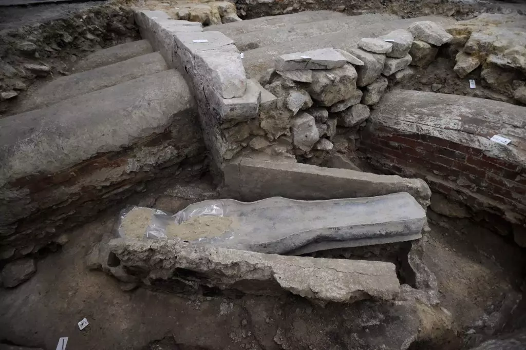 Mae Gweithwyr sy'n Ailadeiladu Notre Dame wedi Darganfod Beddrodau Anhysbys o'r Blaen a Sarcophagus Dirgel O dan yr Eglwys Gadeiriol