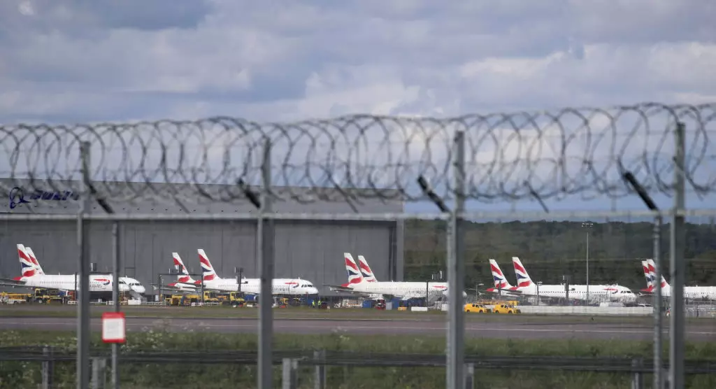 Flugvélar British Airways lögðu á Gatwick flugvelli þar sem Bretland heldur áfram í lokun til að hjálpa til við að hefta útbreiðslu kórónavírussins. Mynd af Gareth Fuller/PA Images í gegnum Getty Images.