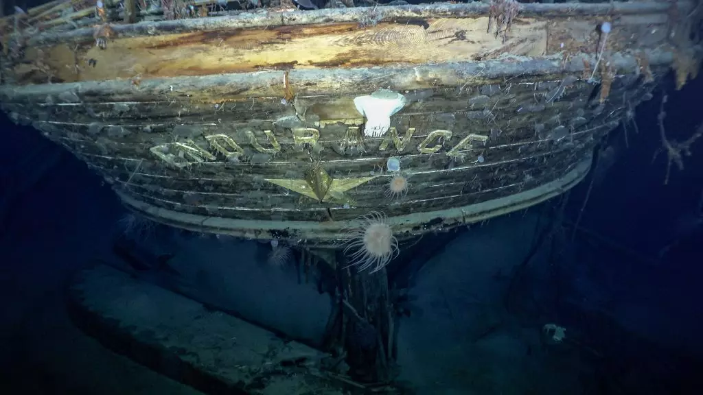 Stern of the Endurance leis an ainm agus polestar suaitheanta. Grianghraf ©Iontaobhas Oidhreachta Muirí na Falklands/National Geographic.