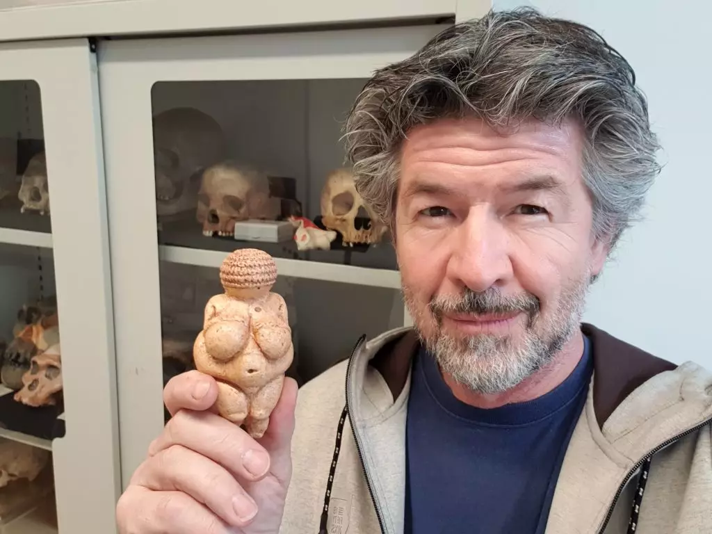 Gerhard Weber cu Venus din Willendorf. Cu amabilitatea Gerhard Weber.