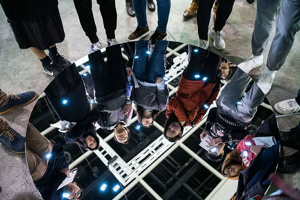 HONG KONG - 24 MARS : Les gens regardent une œuvre d'art à Art Basel le 24 mars 2016 à Hong Kong, Hong Kong. L'événement annuel Art Basel à Hong Kong a ouvert la ville le 22 mars. (Photo de Lam Yik Fei/Getty Images)