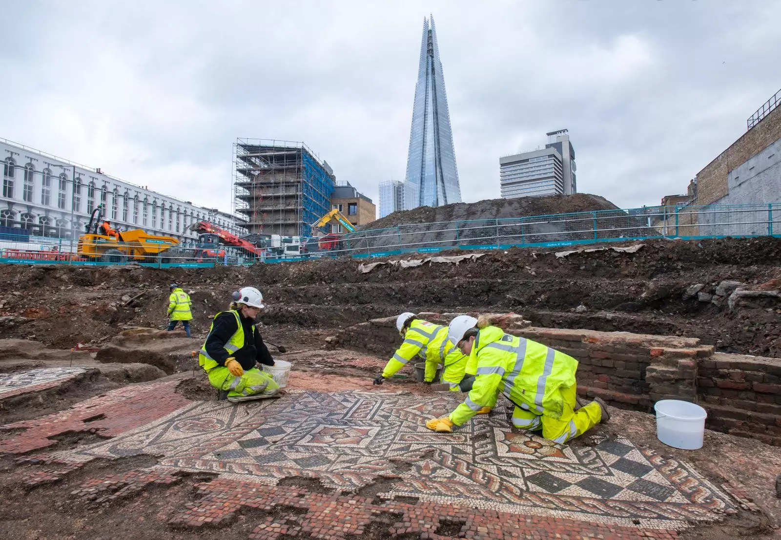 Rokoties Londonas šķembu ēnās, arheologi atklāja "reizi mūžā atradumu": šokējoši neskartu romiešu mozaīku.