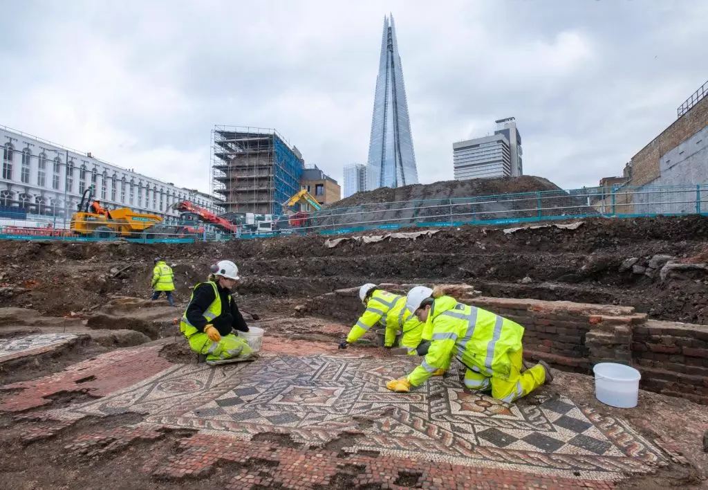 Archeolegwyr o MOLA ar safle Liberty of Southwark. Llun: Andy Chopping ac Amgueddfa Archaeoleg Llundain.