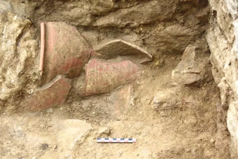 En Terracotta Kammerpot, deen aus enger réimescher Villa aus dem 5. Joerhonnert zu Gerace, Sizilien, Italien ausgegruewe gëtt. Foto vum Roger Wilson.