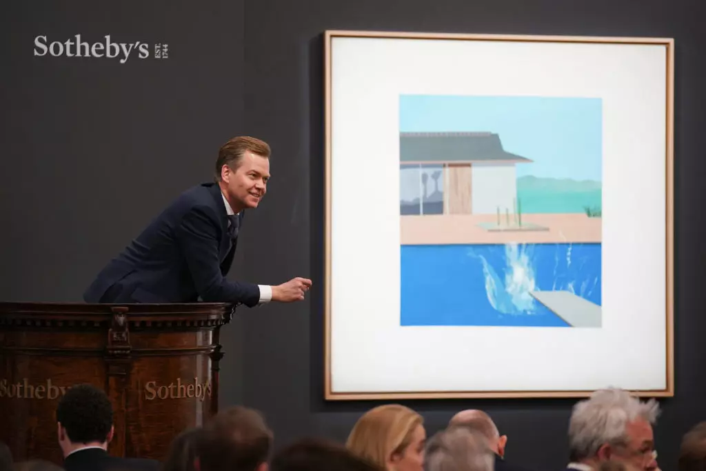 Cyamunara Oliver Barker yamanuye inyundo kuri The Splash ya David Hockney kuri Sotheby. (Ifoto ya Michael Bowles / Amashusho ya Getty ya Sotheby)