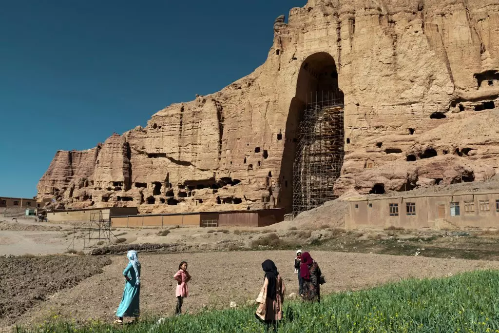 Turistët afganë nga Kabuli vizitojnë vendin ku strehoheshin Budat e famshëm më 6 tetor 2021 në Bamiyan, Afganistan. Foto nga Marco Di Lauro/Getty Images.