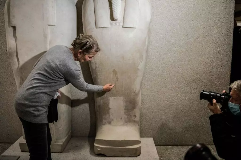 Friederike Seyfried, direktør for Egyptian Museum Berlin peker på skadene forårsaket av en