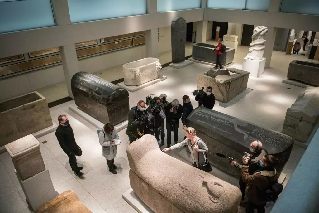 Friederike Seyfried, direktør for Egyptian Museum Berlin peker på skadene forårsaket av en