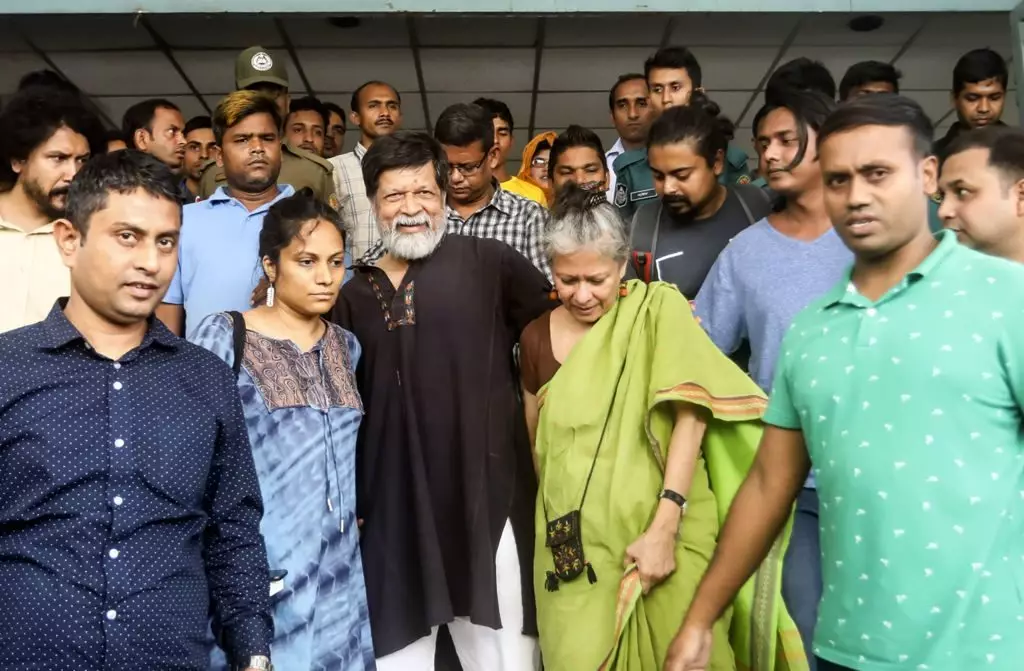 Sets'oants'o se tsebahalang sa Bangladeshi Shahidul Alam (ka pele oa boraro ho tloha ka ho le letšehali), ea lilemo li 63, o bonoa sepetleleng sa Dhaka ka la 8 Phato, 2018. Senepe ka thuso ea AFP/Getty Images.