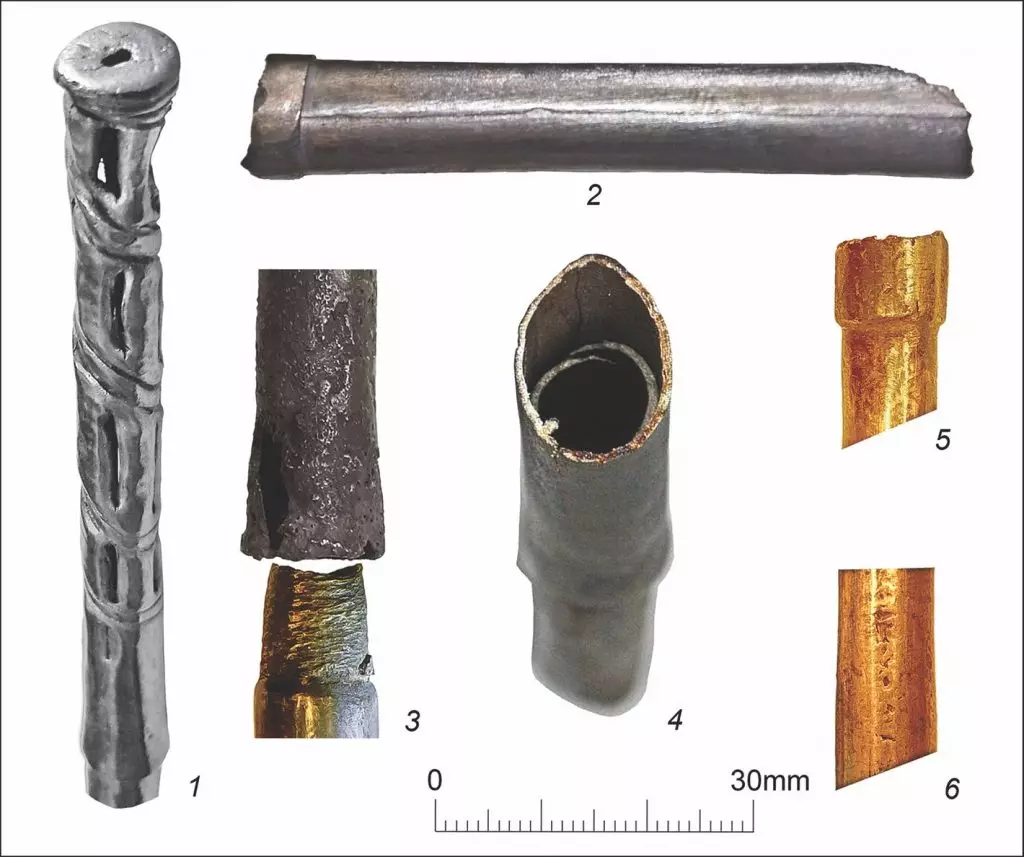 Components dels tubs ornamentats, trobats a l'enterrament del kurgan de Maikop lligats. Originalment identificats com a ceptes, ara es creu que són les palletes més antigues conegudes del món. Foto de Viktor Trifonov.