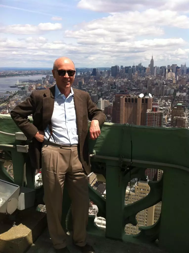 El fundador de artnet, Hans Neuendorf, en lo alto de las oficinas actuales de la empresa en el edificio Woolworth, con vista al centro de Nueva York. Foto cortesía de Jacob Pabst.