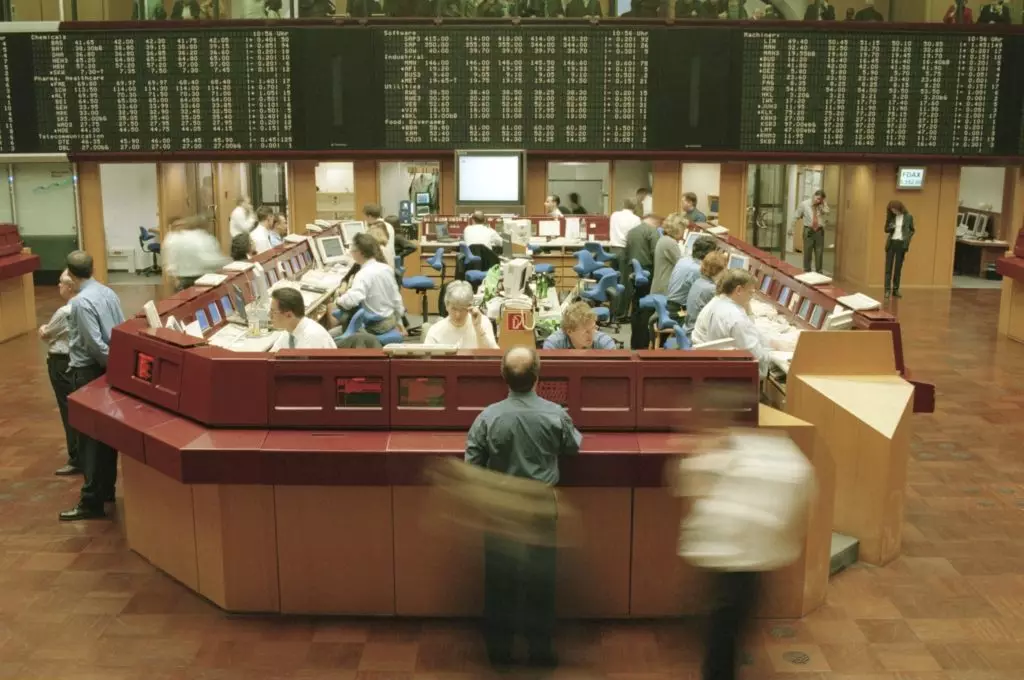 Operaciones bursátiles en Frankfurt en noviembre de 1999. (Foto de Grabowsky/ullstein bild a través de Getty Images)