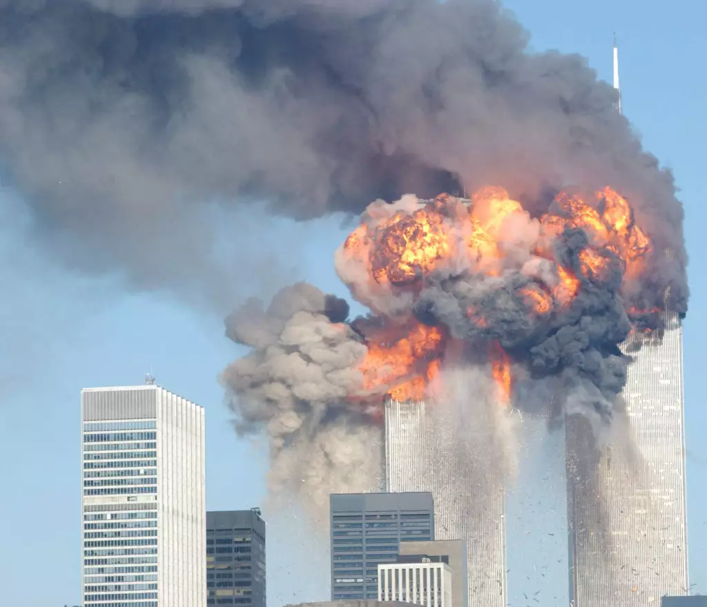 Die Wêreldhandelsentrum nadat dit op 11 September 2001 in New York deur twee vliegtuie getref is. (Foto deur Spencer Platt/Getty Images)