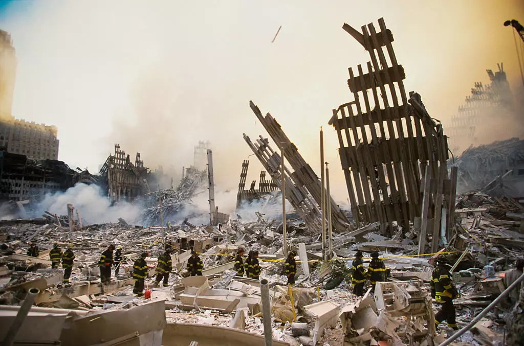 Dekonb yo nan World Trade Center smoulders apre atak teworis la. (Foto pa Porter Gifford/Corbis atravè Getty Images)